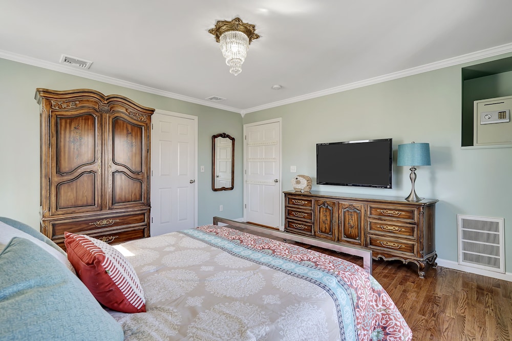 Weekend And Weekly Rental Across From Pier Village. This House Has It All! - Long Branch