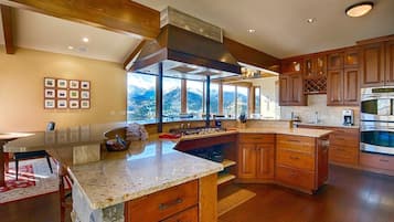 Casa, 6 quartos | Cozinha privada | Um frigorífico, um micro-ondas, um forno, uma máquina de lavar louça