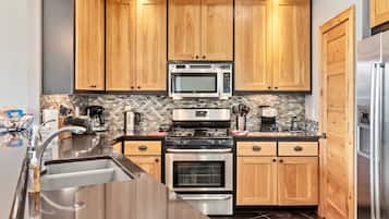 Apartamento em Condomínio Fechado, 3 quartos | Cozinha privada | Um micro-ondas, uma máquina de lavar louça, uma cafeteira/bule