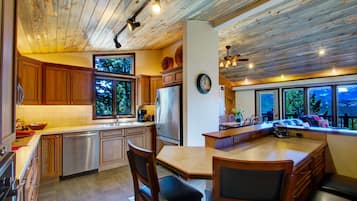 Casa, 3 quartos | Cozinha privada | Um micro-ondas, uma cafeteira/bule, mesas de jantar