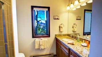 Casa, 3 quartos | Casa de banho | Um secador de cabelo, toalhas fornecidas