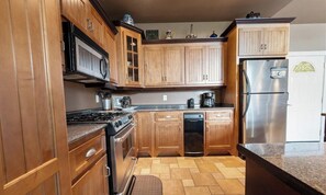 Chalé, 2 quartos | Cozinha privada | Um frigorífico, um forno, uma cafeteira/bule, uma torradeira 