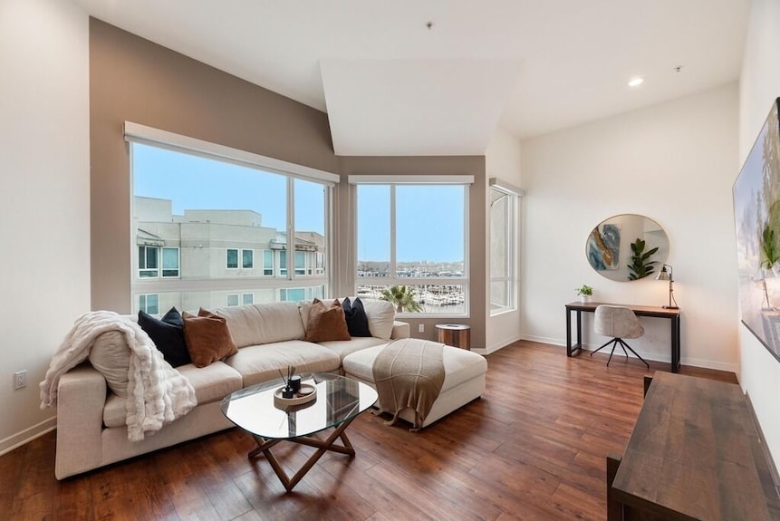 Opal Escape' Penthouse Private Rooftop Full Marina View Pool, Gym Sauna Parking - Los Angeles Airport (LAX)