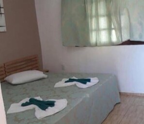 Quarto básico, para não fumantes | Ferros/tábuas de passar roupa, Wi-Fi de cortesia, roupa de cama