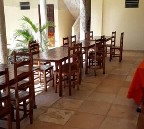 Café da manhã com buffet grátis todos os dias