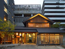 Fachada do alojamento (tarde/noite)