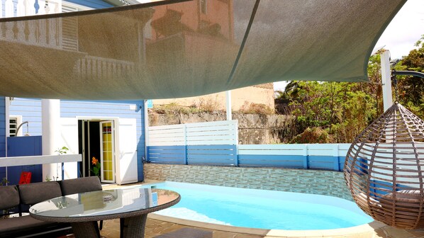 Piscina exterior, espreguiçadeiras 