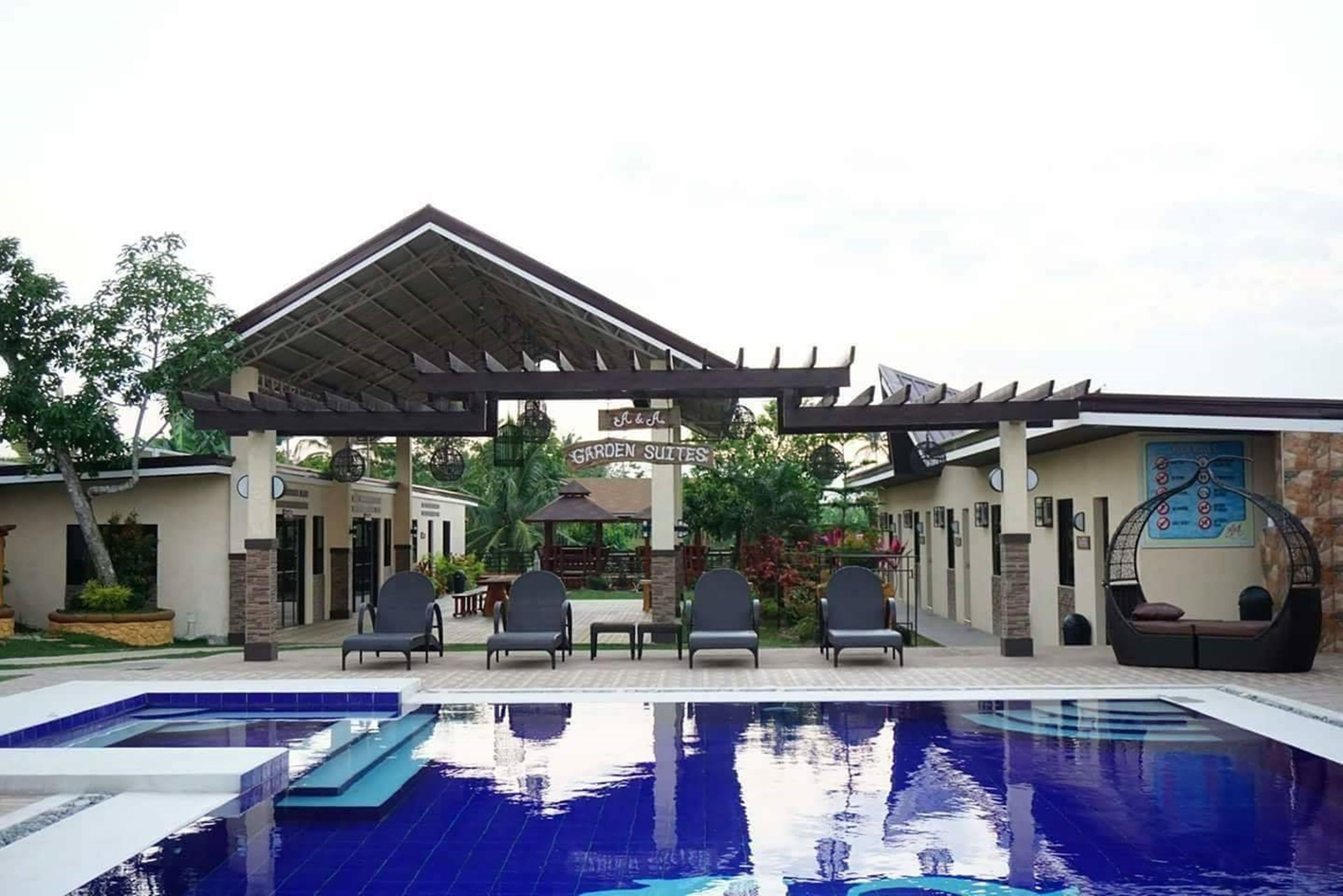 Piscina externa, funciona das 10h às 22h, espreguiçadeiras