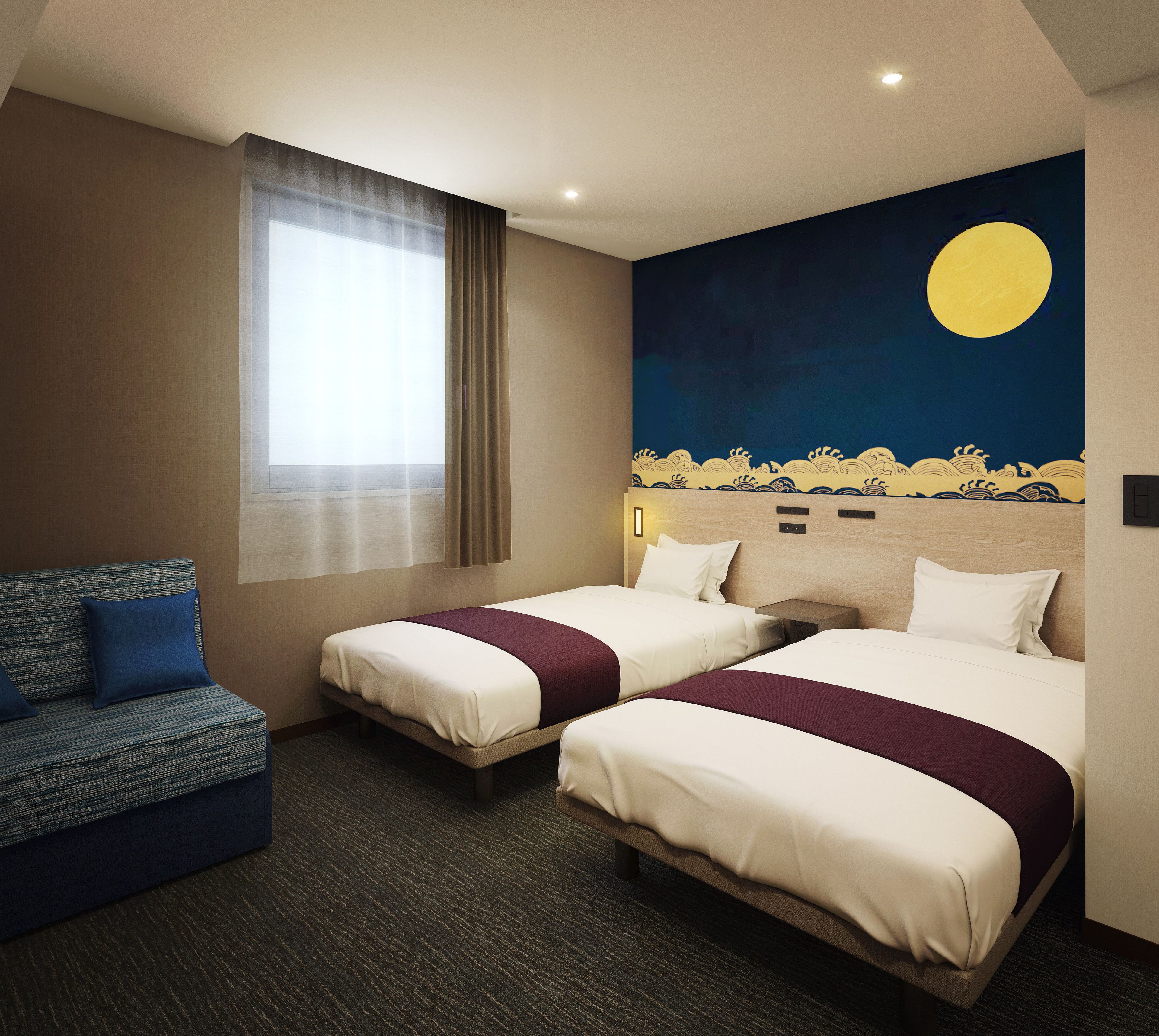 Quarto de hotel com duas camas, um sofá, uma janela grande com cortinas e um mural na parede retratando uma cena noturna com uma lua cheia.