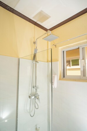 Quarto Duplo ou Twin Standard | Casa de banho | Um polibã, um chuveiro fixo, artigos de higiene pessoal grátis 