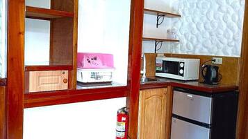 Quarto Duplo ou Twin (Pool King) | Cozinha privada | Um frigorífico, um micro-ondas, uma chaleira elétrica
