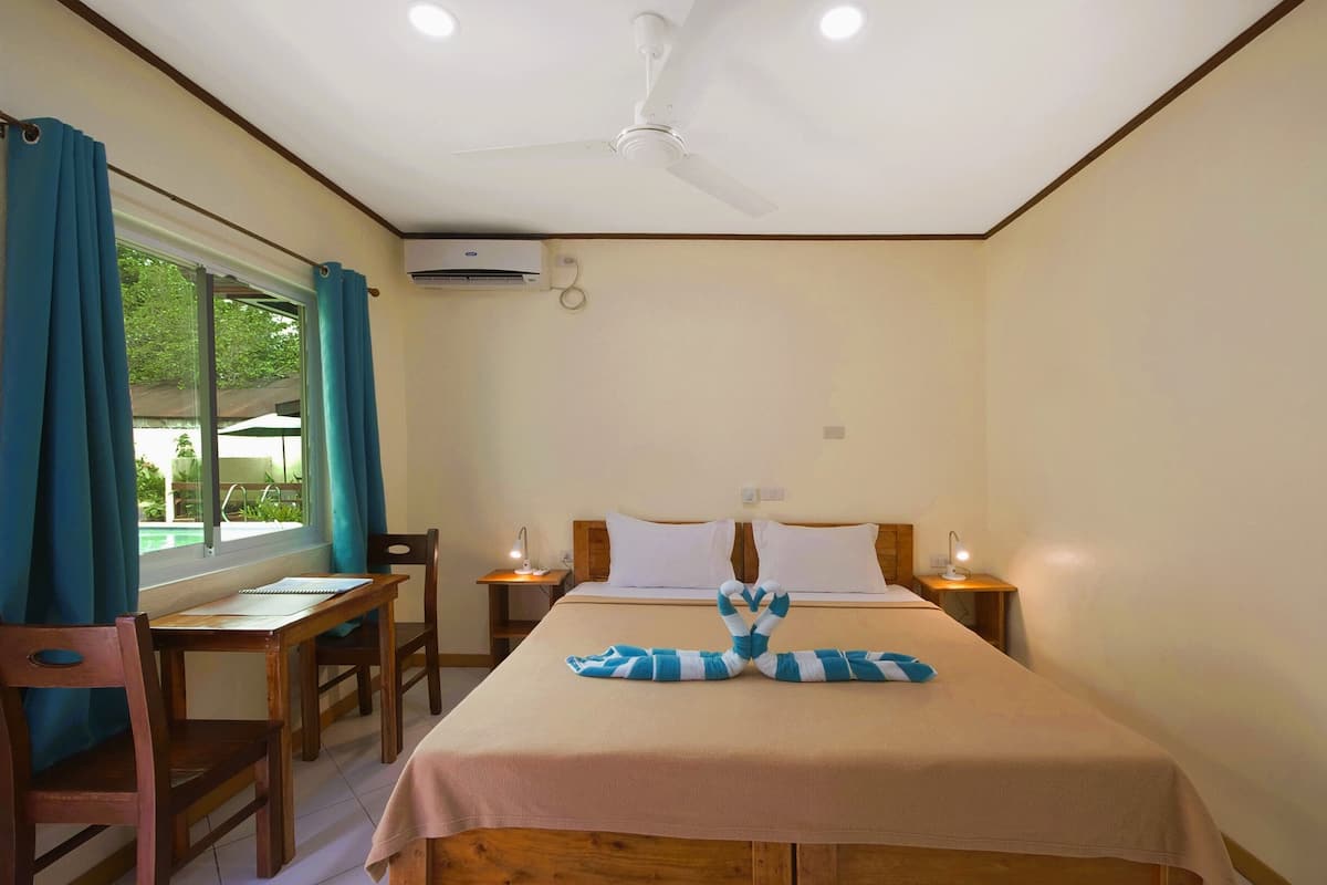 Pool View Double or Twin Room | Cofre no quarto, com decoração personalizada