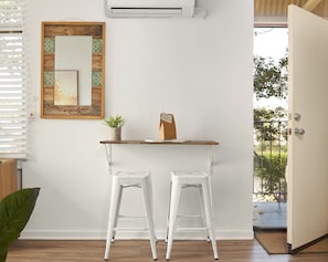 Apartamento Deluxe, 1 quarto | Refeições no quarto