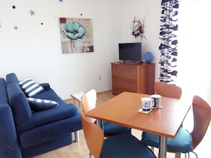 Apartamento clássico, 1 quarto, sacada (Plavi) | Área de estar | TV de tela plana
