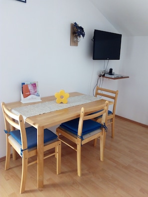 Estúdio conforto, sacada | Cozinha privada | Geladeira, cooktop, chaleira elétrica, torradeira