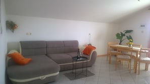 Apartamento conforto, 1 quarto, sacada (Breskva) | Sala de estar | TV de tela plana