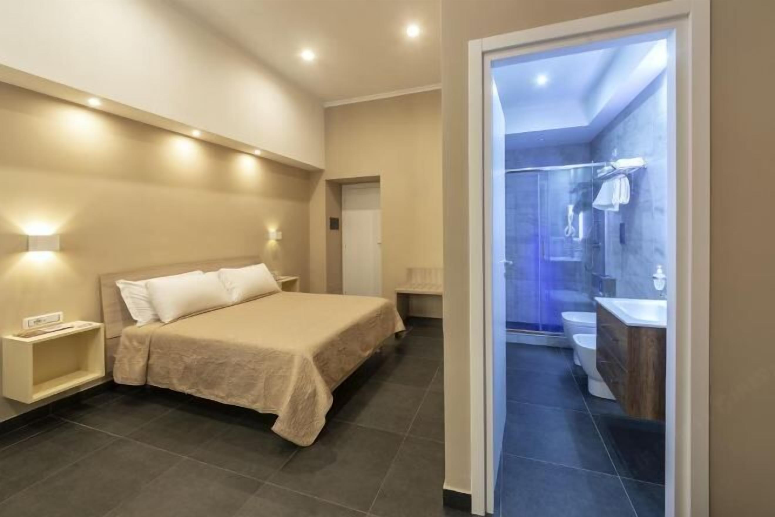 Minibar, cofre no quarto, secretária 