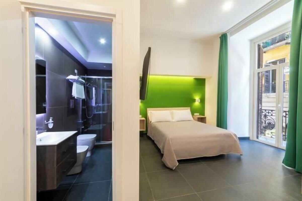 Minibar, cofre no quarto, secretária