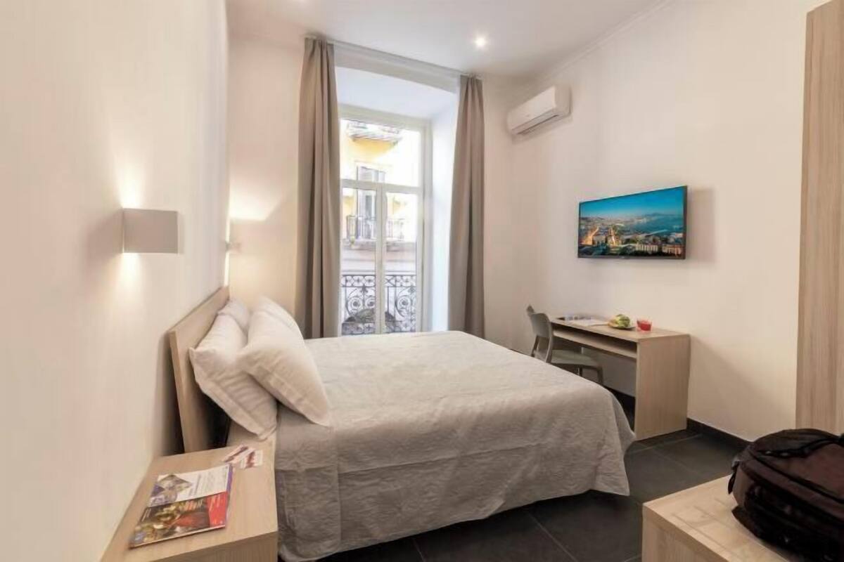 Minibar, cofre no quarto, secretária