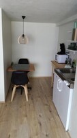 Estúdio (2) | Kitchenette privada | Um frigorífico, um micro-ondas, uma placa de cozinha 