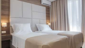 Quarto casal | Frigobar, cofres nos quartos, escrivaninha, cortinas blackout