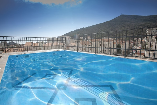 Piscina externa sazonal, funciona das 11h às 20h, espreguiçadeiras