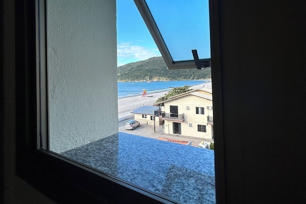 Apartamento, 2 quartos (Frente Mar) | Casa de banho | Um polibã, artigos de higiene pessoal grátis, toalhas fornecidas