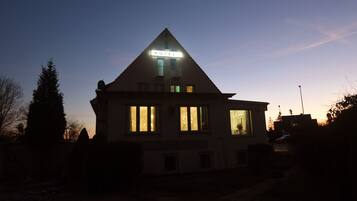 Fachada do alojamento (tarde/noite)