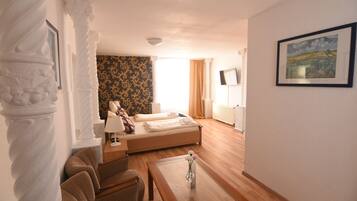 Quarto Duplo Comfort | Secretária, cortinas/cortinados opacos, Wi-fi grátis