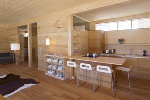 Loft (Tessa A) | Cozinha privada | Um frigorífico/congelador grande, um forno, uma placa de cozinha 