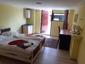 Cofres nos quartos, escrivaninha, quartos à prova de som