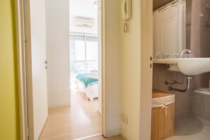 Apartamento, 1 cama Queen e sofá-cama, para não fumantes | Banheiro | Chuveiro/banheira combinados, produtos de toalete grátis