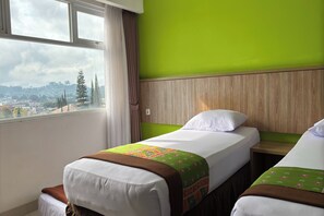 Quarto Twin Deluxe | Roupa de alta qualidade, com decoração personalizada 