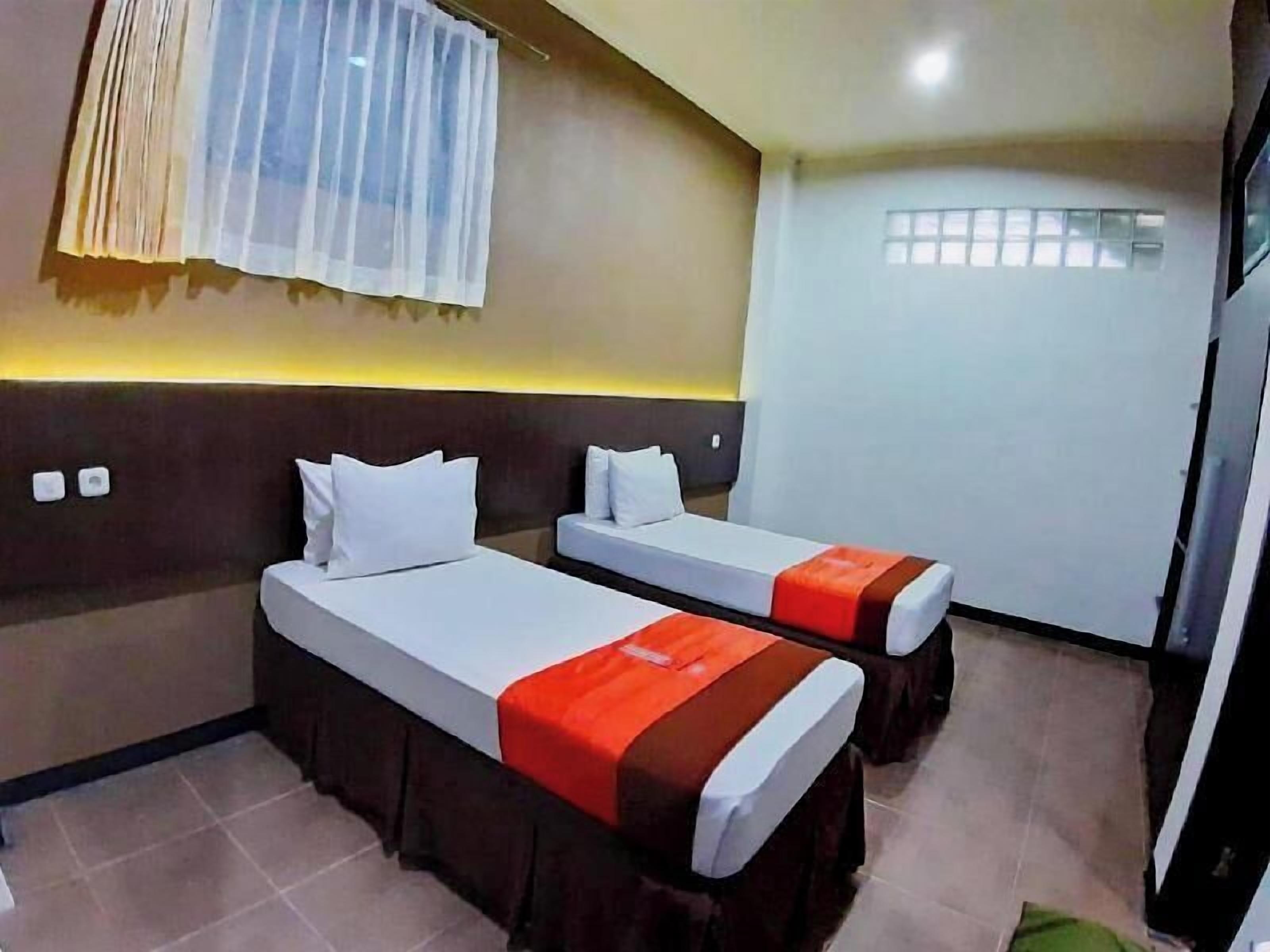 Roupa de alta qualidade, com decoração personalizada 