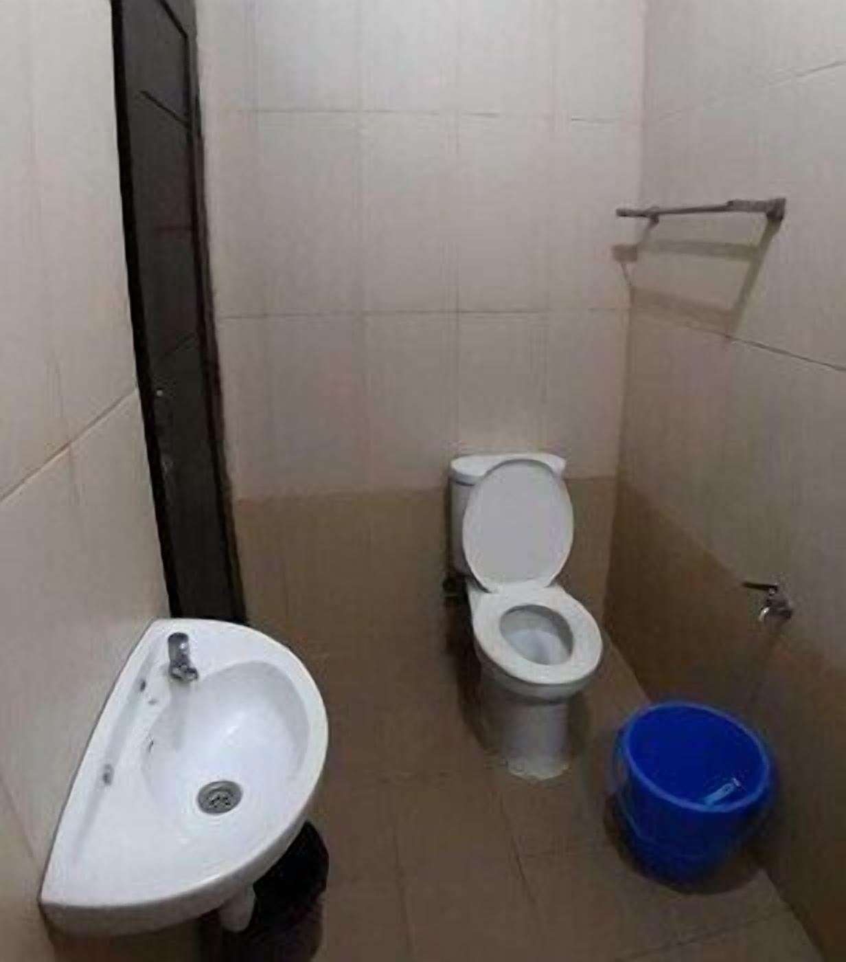 Casa de banho | Um polibã, um chuveiro de hidromassagem 