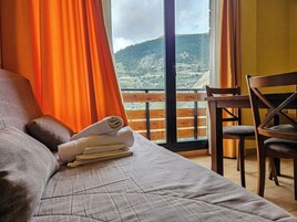 Apartamento Básico, 1 quarto | Sala de estar | Televisor 