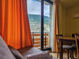 Apartamento Básico, 1 quarto | Sala de estar | Televisor 