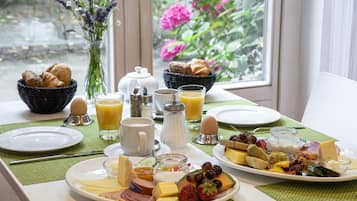 Café da manhã com buffet todos os dias (EUR 15.50 por pessoa)