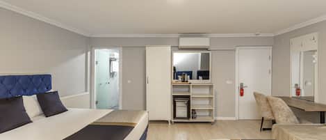 Quarto família | Cofres nos quartos, escrivaninha, ferros/tábuas de passar roupa