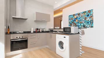 Loft Familiar, 2 quartos | Cozinha privada | Um frigorífico/congelador grande, um micro-ondas, um forno