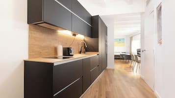 Loft Standard, 1 quarto | Cozinha privada | Um frigorífico/congelador grande, um micro-ondas, um forno