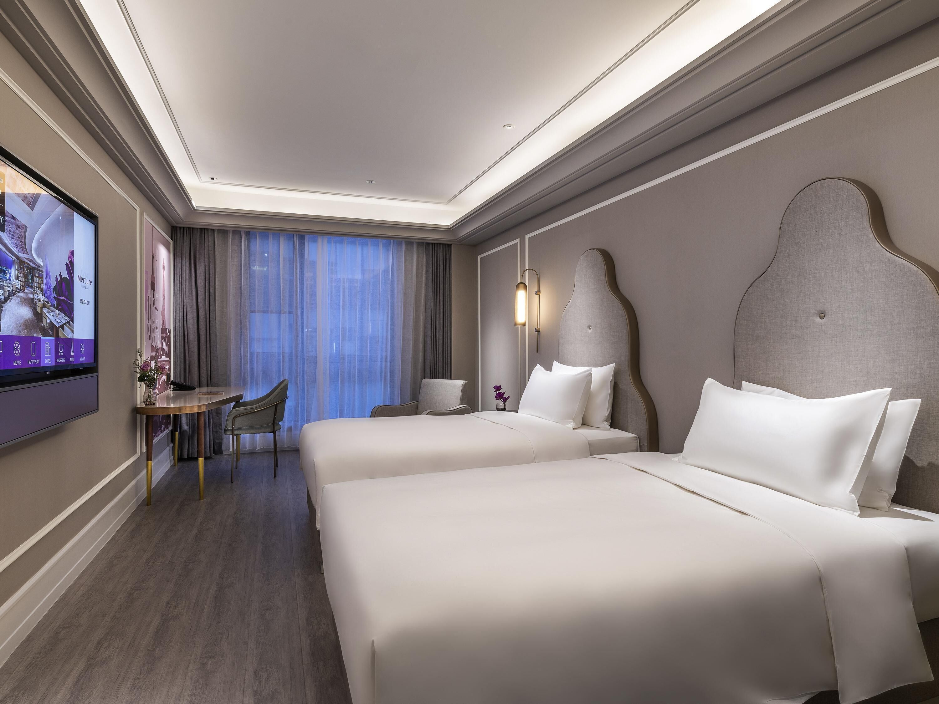 Quarto Deluxe, 2 camas individuais | Minibar, cofre no quarto, com decoração personalizada 