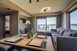 Estúdio Superior, terraço, vista para o lago (VIP Studio) | Sala de estar | Smart TV de 40 polegadas com canais via satélite, televisor 