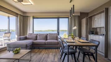 Estúdio Superior, terraço, vista para o lago (VIP Studio) | Sala de estar | Smart TV de 40 polegadas com canais via satélite, televisor