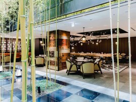 Café da manhã, almoço e jantar; culinária internacional