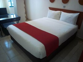 Quarto standard | Escrivaninha, cortinas blackout, Wi-Fi de cortesia, roupa de cama