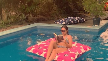 Piscina externa, funciona das 9h às 22h, guarda-sóis