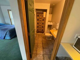Quarto solteiro luxo | Banheiro | Chuveiro, toalhas de banho