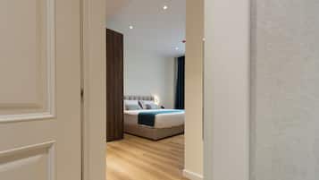 Deluxe King Suite | 1 quarto, roupas de cama premium, cofres nos quartos, escrivaninha