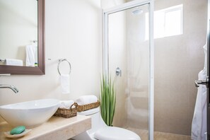 Apartamento, 3 quartos, não fumadores | Casa de banho | Um polibã, um secador de cabelo, toalhas fornecidas